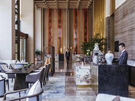 Este bar no lobby do hotel, com vista para o jardim, aberto diariamente 