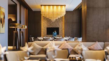 2 restaurantes, pequenos-almoços servidos, cozinha regional