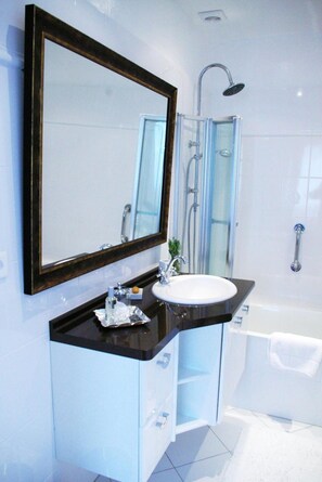 Artigos de higiene pessoal grátis, um secador de cabelo, roupões 