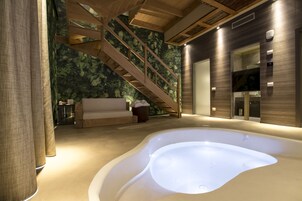 Suíte superior, piscina particular | 1 quarto, frigobar, cofres nos quartos, individualmente decorados