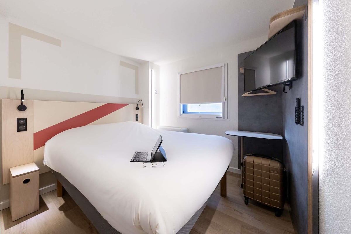 Quarto casal | Roupas de cama premium, escrivaninha, cortinas blackout