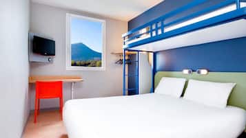 Quarto Triplo, várias camas | Secretária, cortinas/cortinados opacos, quartos insonorizados