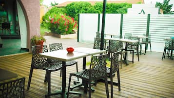 Serviço de almoço e jantar, restaurante ao ar livre