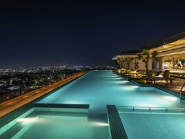 Piscina externa, funciona das 6h30 às 20h, guarda-sóis, espreguiçadeiras