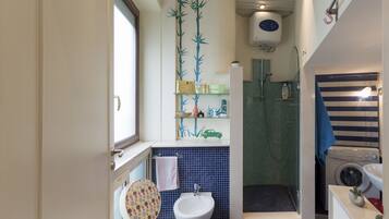 Apartamento, 1 quarto | Casa de banho | Um polibã, um chuveiro de hidromassagem