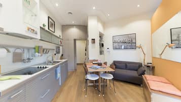 Apartamento, 1 quarto | Cozinha privada | Um frigorífico/congelador grande, um micro-ondas, uma placa de cozinha