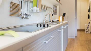 Apartamento, 1 quarto | Cozinha privada | Um frigorífico/congelador grande, um micro-ondas, uma placa de cozinha