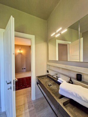 Suíte luxo, suíte | Banheiro | Chuveiro, secador de cabelo, toalhas de banho, sabonete