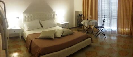 Quarto Quádruplo, casa de banho privativa (Ulivo) | 1 quarto, roupa de alta qualidade, minibar, secretária