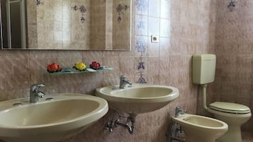 Quarto Quádruplo, casa de banho privativa (Ulivo) | Casa de banho | Um polibã, um chuveiro fixo, artigos de higiene pessoal grátis