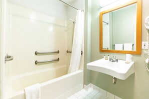 Quarto Individual Deluxe | Casa de banho | Uma combinação polibã/banheira, artigos de higiene pessoal grátis 