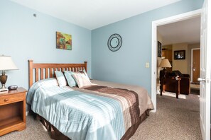 Apartamento Deluxe | Cortinas/cortinados opacos, ferro/tábua de engomar 