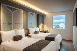 Escrivaninha, ferros/tábuas de passar roupa, roupa de cama