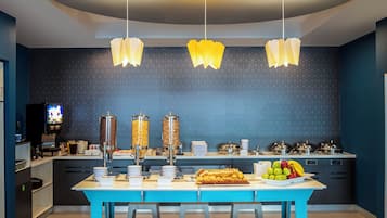 Café da manhã com buffet grátis todos os dias