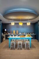 Café da manhã com buffet grátis todos os dias