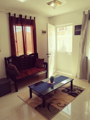 Casa família, 2 quartos | Área de estar | TV de tela plana 32 polegadas com canais a cabo, TV, DVD player