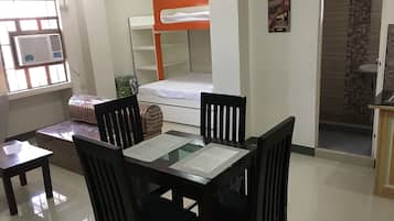 Estúdio júnior, várias camas | Opções para refeição no quarto