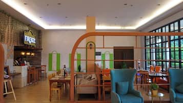Um hall amplo com área de estar, balcão e uma grande janela com vista para o exterior.