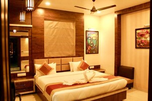 Roupa de alta qualidade, minibar, cofre no quarto, secretária 