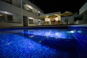 Piscina exterior, da(s) 10:00 à(s) 18:00, guarda-sóis, espreguiçadeiras 