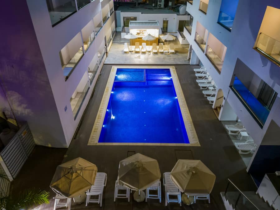 Piscina externa, funciona das 10h às 18h, guarda-sóis, espreguiçadeiras