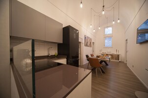 Quarto Triplo Comfort | Cozinha partilhada | Um frigorífico/congelador grande, um micro-ondas, uma placa de cozinha 