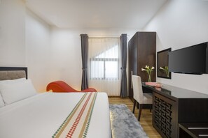 Quarto casal luxo | Área de estar | TV de tela plana 32 polegadas com canais a cabo, TV