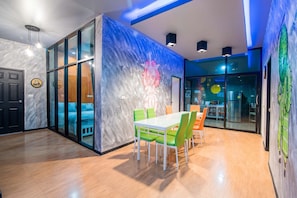 Five Bedrooms - Private Pool Villa | Opções para refeição no quarto
