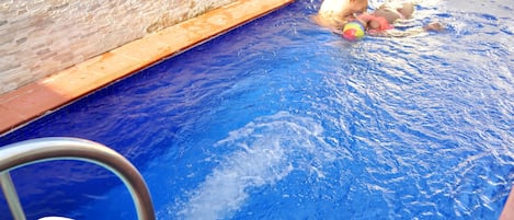 Piscina exterior, espreguiçadeiras