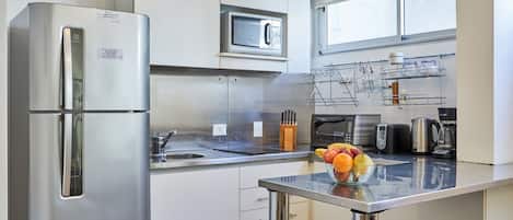 Apartamento, 2 quartos | Cozinha privada | Geladeira, micro-ondas, cooktop, cafeteira/chaleira