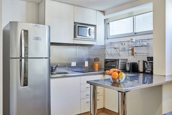 Apartamento, 2 quartos | Cozinha privada | Um frigorífico, um micro-ondas, uma placa de cozinha