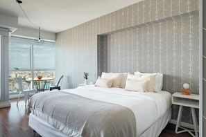 Apartamento | Roupa de alta qualidade, edredões de penas, camas de colchão pillowtop 