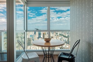 Apartamento | Sala de estar | Televisor LED de 40 polegadas com canais por cabo, televisor 