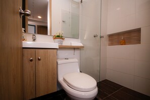 Apartamento Panorâmico | Casa de banho | Um polibã, toalhas fornecidas 