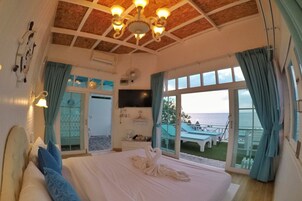 Honeymoon Suite with Sea View | Cofre no quarto, cortinas/cortinados opacos, Wi-fi grátis 
