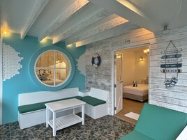 Quarto quádruplo luxo | Área de estar | TV LCD