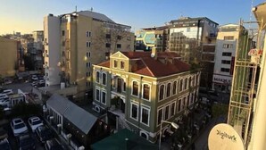 Um edifício com telhado verde e uma placa com a inscrição 'Digiturk'.