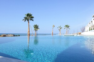 2 piscinas externas, espreguiçadeiras
