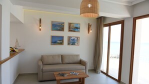 Uma sala de estar com sofá, mesa de centro e obra de arte na parede.
