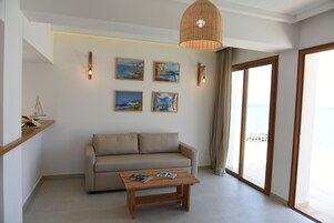 Cobertura, banheira de hidromassagem, vista para o mar | Área de estar | TV LCD 39 polegadas com canais a cabo, TV