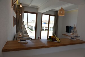 Cobertura, banheira de hidromassagem, vista para o mar | Área de estar | TV LCD 39 polegadas com canais a cabo, TV