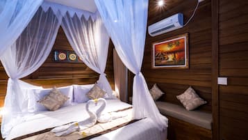 Suíte júnior, vista para a piscina | Frigobar, cofres nos quartos, escrivaninha
