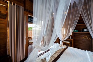 Suite Júnior, vista para a piscina | Minibar, cofre no quarto, secretária, ferro/tábua de engomar 