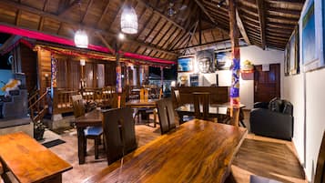 Café da manhã, almoço e jantar; local e internacional