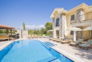 Piscina exterior, guarda-sóis, espreguiçadeiras 
