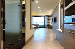 Quarto casal luxo | Frigobar, escrivaninha, cortinas blackout, quartos à prova de som