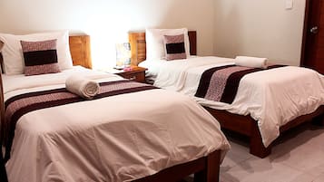 Quarto Twin Superior | Minibar, secretária, cortinas/cortinados opacos, Wi-fi grátis