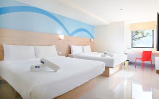 Quarto família | Edredons de pluma, cofres nos quartos, escrivaninha