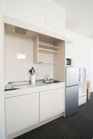 Quarto triplo luxo (Mount Yufu,with Private Open-air Bath) | Cozinha privada | Geladeira, micro-ondas, chaleira elétrica