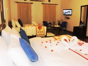 Quarto Quádruplo Standard, 2 camas de casal, casa de banho privativa, vista para o jardim | Minibar, cofre no quarto, secretária, quartos insonorizados